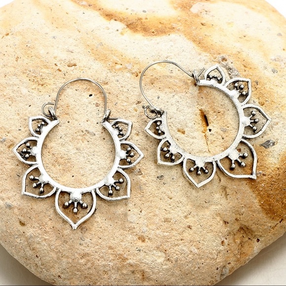 GlitzBlitz Boutique | Jewelry | Any 22 Silver Boho Open Work Petal Wire ...